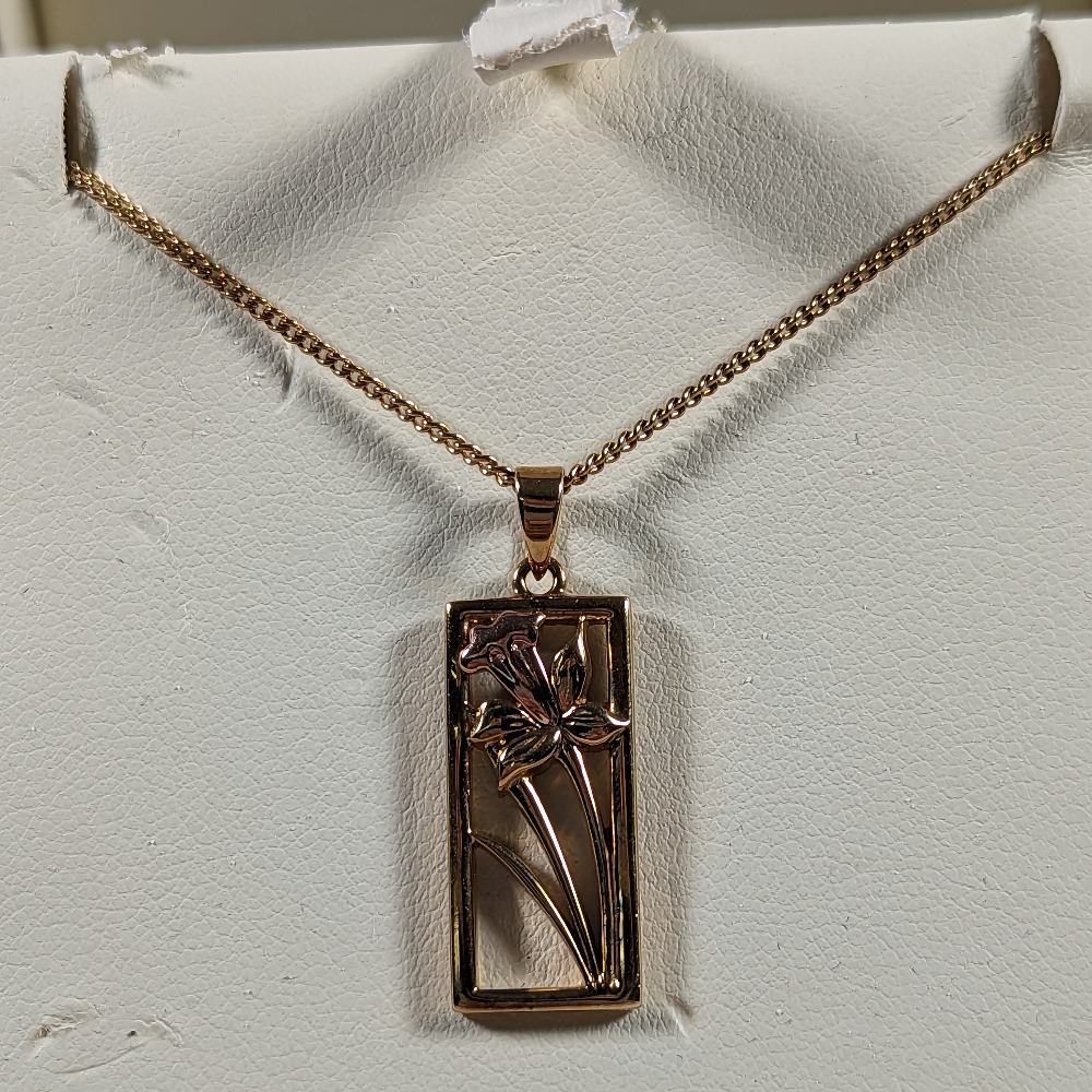 6.16g 9ct Clogau Gold Chain & Daffodil in Rectangular Shaped Pendant in ...